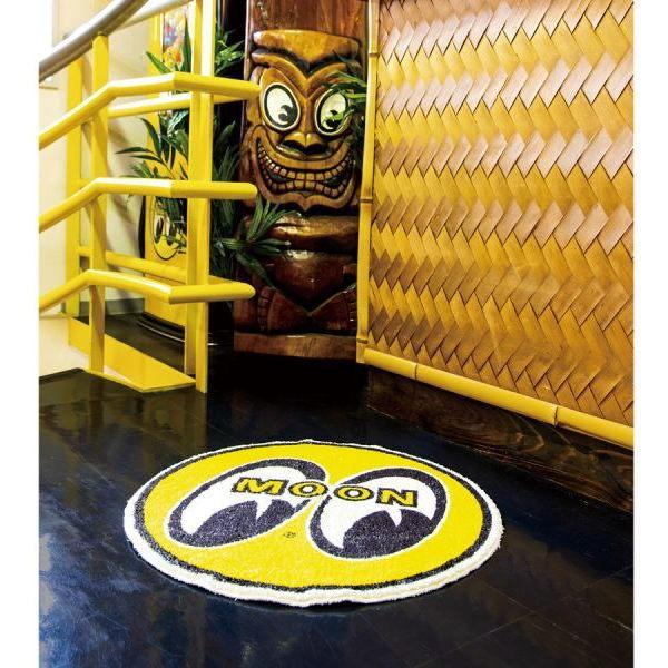MOON Eyeball Floor Matムーン アイボール フロア マットMOONEYES の象徴的なアイボール ロゴの柔らかなラウンド フロアマットです。以前販売していた同デザインの物とは素材が異なり、表面にフワフワで毛足の柔らかいポ...