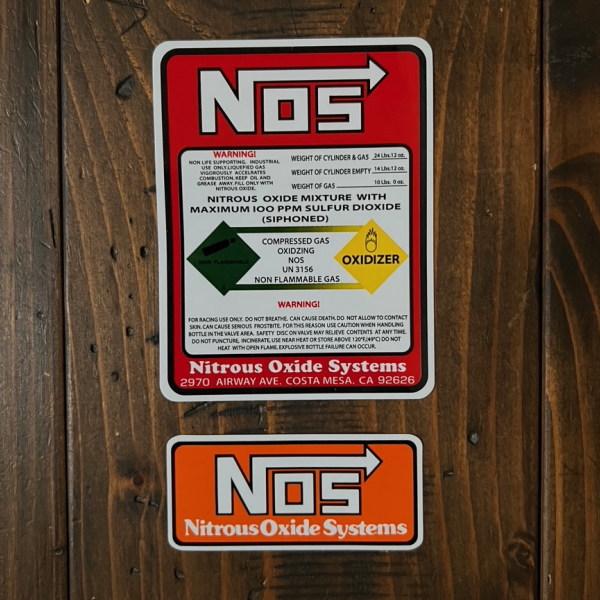 Nitrous Oxide Systemナイトラス・オキサイド・システム、通称ニトロです。亜酸化窒素（笑気ガス/N2O）と呼ばれるガスをエンジン内部に噴射するシステムのこと。車体のどこかにNOSと書かれたステッカーなんかが貼ってあると、否が...