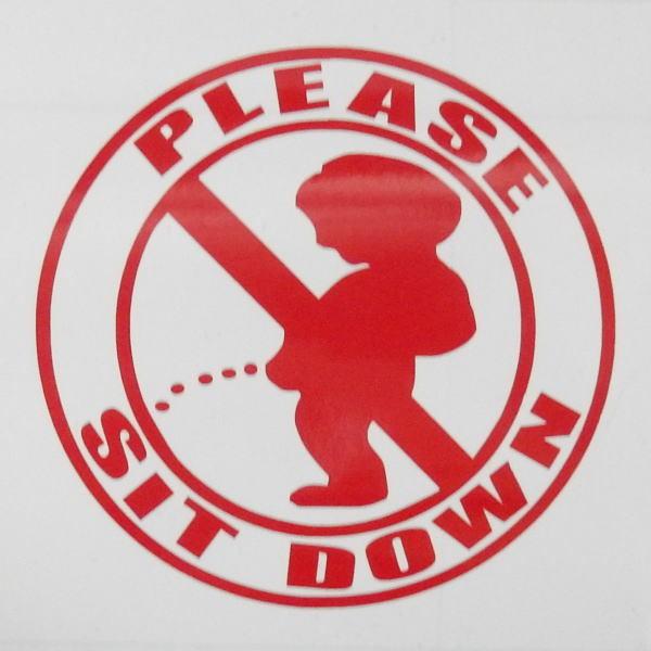 キレイなトイレを維持する為、世のメンズたちにも座ってトイレを使用して貰う事を促すステッカーです。シールタイプの為、いろんな所へ貼り付け使用出来ます！Please sit down トイレ 立ちション禁止 座ってください サイズ：約 10.3...