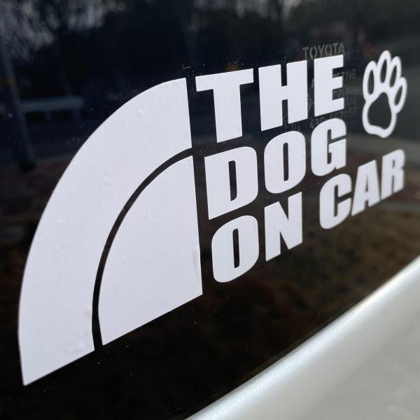 THE DOG ON CAR ワンコが乗ってますサイズ：約 W15.5 x H5.7cm車のボディーやガラスに貼り付けます文字だけが残るタイプです素材：屋外耐候4年半艶カッティング用シートカラー：黒／白／ゴールド／シルバー／レッド／オレンジ...