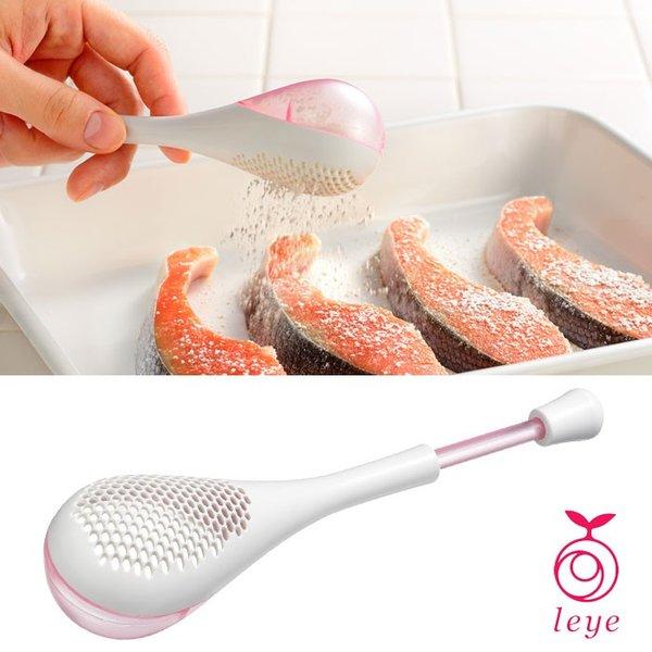 ■品名レイエ ムダなくまぶせる粉ふるい　LS1534■サイズ約 全長18.5×幅4.5cm×高さ4.3cm■材質本体、ツマミ : ABS樹脂スプーン部 : AS樹脂耐熱温度 : 80℃■重量約23g■商品説明粉をこぼさず思い切り振れるマラカ...