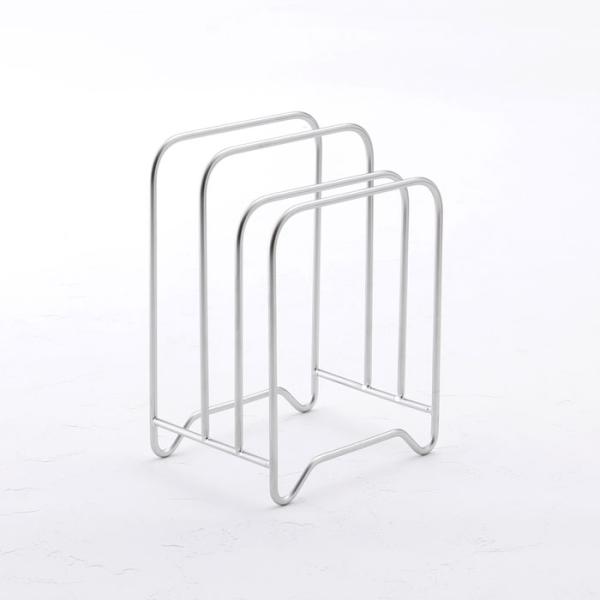 ■品名アウトライン 07 まな板スタンド■サイズ(約)12×9.5×17cm収納部分：3ヶ所（厚さ3.5cm×1/厚さ2cm×2）■重量(約)200g■材質18-8ステンレス■商品説明水に強くさびにくい18-8ステンレスを使用したボトルスタ...