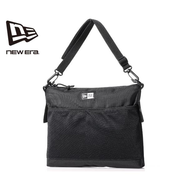 コンパクトかつ軽量なボディでタウンユースに適したサコッシュです。ポケットに入れるとかさばる小物を簡易的に収納できるため、アウターに忍ばせてポケット代わりに活用することもできます。・取出しに便利な外側のメッシュポケット・小物の収納に便利なイン...