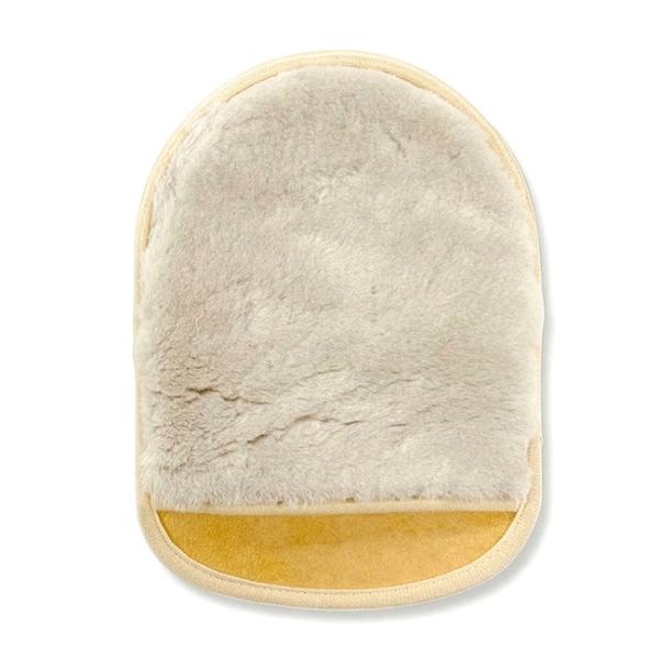 子羊毛皮（ラムムートン）製の仕上げ磨き用グローブです。なめらかな毛皮がデリケートな革も傷つけずに磨き、光沢を出します。お手入れの仕上げ磨きや、クリーナーの使えないデリケートな革やエキゾチックレザーなどのお手入れにおすすめです。レザージャケッ...