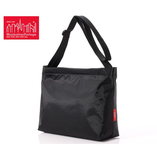 人気のClearview Shoulder Bagが、420デニールナイロン素材で登場。柔らかい素材が身体に馴染みやすいシルエットを演出し、ユニセックスに使えるデザインにしました。季節を問わない見た目で、様々なコーディネートに合わせられるひ...