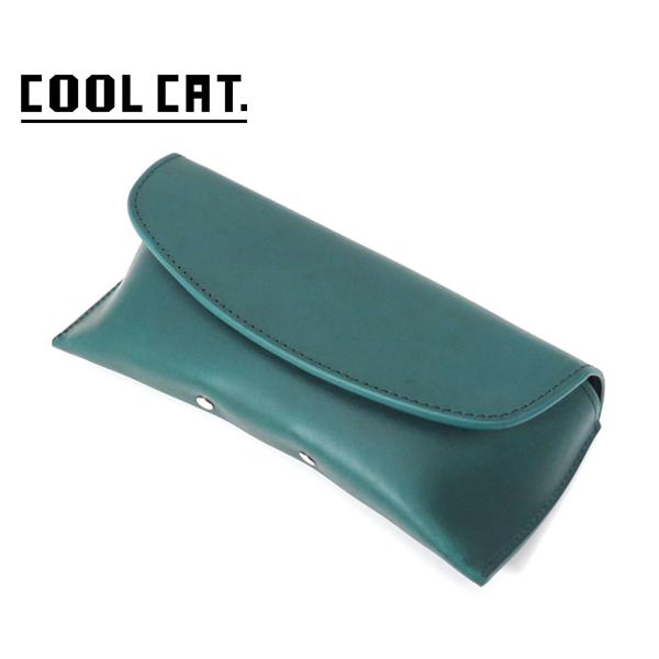 ミネルバリスシオを使用したハードメガネケースです。ミネルバリスシオは吟面がなめらかで皺の少ないスムースレザー仕上げになっており、吟面の透明感と温かみとハリ感が特徴的です。牛革の中でも一番強度のあるショルダー部分を使用しているのでハリ感があり...