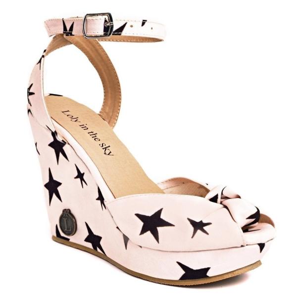 ピンクに可愛い星柄のウェッジソール　ニューヨーカーやLAガールズに大絶賛を得ているレディースシューズブランド 「ローリー イン ザ スカイ」のウェッジソールサンダルです。パンツスタイルからスカートやワンピまで、ボトムスを問わず合わせられます...
