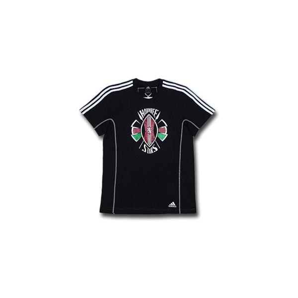 2010W杯南アフリカ大会を控えた“アフリカ”をフォーカスした1枚。ケニア国旗にもある、『盾と槍』を中心に、ケニア代表の愛称『HARAMBEE STARS』がデザインされています。裾のライオンは代表チームのエンブレム。W杯アフリカ予選では見...