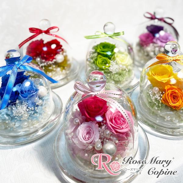 お花のカラーは 「ピンク」「イエロー」「レッド」「ブルー」「グリーン」「パープル」の6色。 豊富なカラーバリエーションの中からお気に入りを見つけてください。こちらの商品はパール・リボン以外お花からグリーンに至るまで全て１００パーセントプリザ...