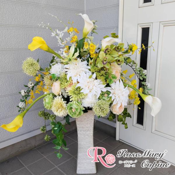 【発売日：2023年01月11日】こちらの商品は、1点もののオンリーワン商品です。シャンパンゴールドの花器に流れが美しい高級カラーを使用してアレンジしております。和室にも洋室にも飾れる優しいアレンジです。（使用花材）アーティフィシャルフラワ...