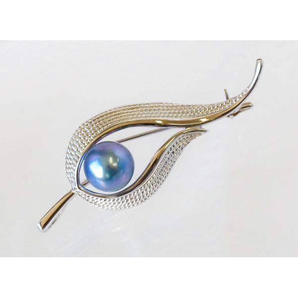まるで孔雀の羽のような神秘的なアコヤ真珠のブローチ真珠の女王、アコヤ真珠。ブルーパープルの美しい色彩を持つ8.9mmの珠を贅沢に使用したブローチです。まるで孔雀の羽を思わせる優雅なデザインは、胸元に気品と華やかさを添えてくれます。エレガント...