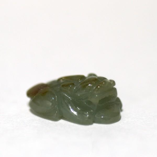 翡翠の「ひきゅう」は招財の神獣。風水の世界ではお金を食べてため込む獣と言い伝えられ、蓄財の縁起物モチーフとして大切にされています。ミャンマー産、中国で加工。彫刻は小さくても存在感あるちょっとした贅沢品。投資や財テクのお守りやヒスイで開運をと...
