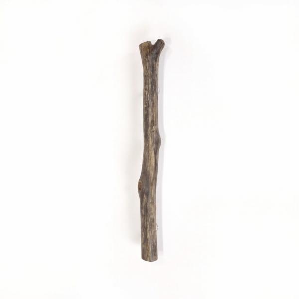 自然素材のあたたかみのある素朴さと美しさを感じる、そしてどこかかわいい流木木工雑貨です。先端にふたまた枝分かれのある流木、まっすぐに伸びた枝、もしくは若い幹かもしれません。流木は太め、力強い枝跡のふくらみが複数見られます。ふくらみのところを...