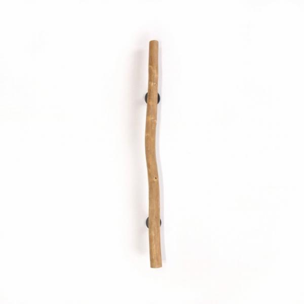 自然素材のあたたかみのある素朴さと美しさを感じる、そしてどこかかわいい流木木工雑貨です。スリムな枝流木、中央にプツンとふくらむ枝跡から 少し湾曲し、また伸びていきます。流木には ほかにも小さな枝跡がプツと複数見られ、中央部が落ちて窪みとなっ...