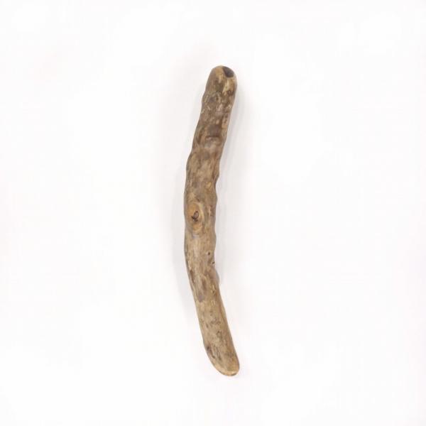 自然素材のあたたかみのある素朴さと美しさを感じる、そしてどこかかわいい流木木工雑貨です。全体的にでこぼこした カーブする枝流木、手にするとやさしいでこぼこに触れます。でこぼこのふくらみは 枝跡で、にぎやかに枝が生えていた様子がうかがえます。...