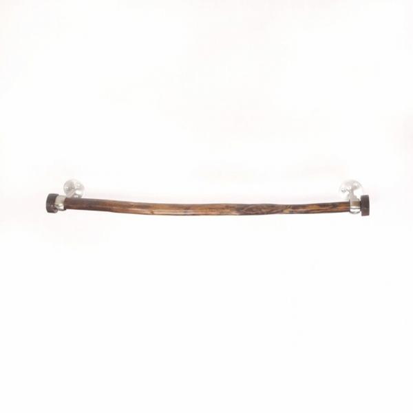 自然素材のあたたかみのある素朴さと美しさを感じる、そしてどこかかわいい流木木工雑貨です。輪っか金具に枝流木を差し込み、両端の止めに 少し太い枝流木の輪切りを使用した、かわいいタオル掛けです。輪っか内で枝流木はまわります。枝流木は だんだん太...