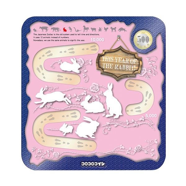 サイズ：210×200nn×厚さ4mm 500円硬貨×20枚収納可能●厚さ4mmと薄型で、本棚、引出しに仕舞えます。●裏に紙スタンドを貼って、写真立てのように使えます。●「小さな頃から現金でお金の役割を正しく勉強し、振り回されない大人になる...