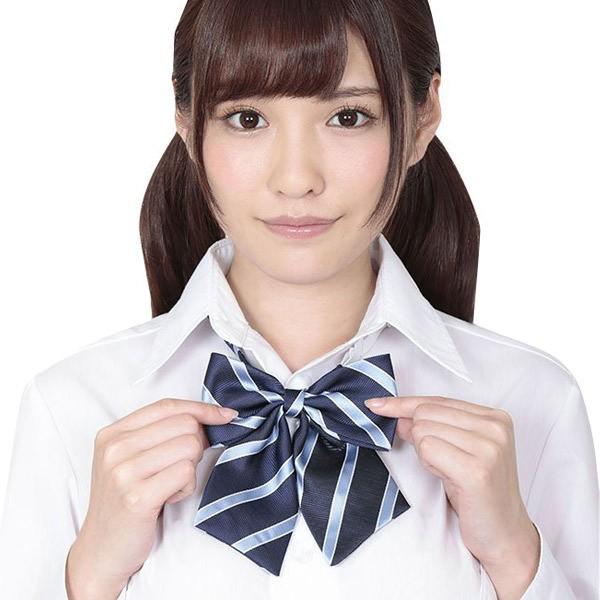 制服コスチュームを可愛く着こなしたい！そんなアナタにはコレ♪ブルー×水色ストライプでシンプルに仕上げたスクールリボン単品。落ち着いたネイビーを基調とし、派手に飾らないシンプルさでオシャレ度UP！どんな制服にも合うスクールコスプレ小物です。※...