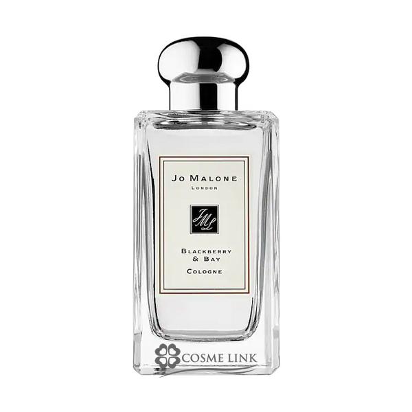 フレグランス100ml※リボンは箱に入れた状態でお届けします。幼いころ夢中でブラックベリー摘みをした記憶 深く色づいた、酸味のあるブラックベリージュースに摘み取ったばかりの月桂樹の葉の爽やかなひねりと豊かに茂る草木のグリーンが躍動感を表現し...