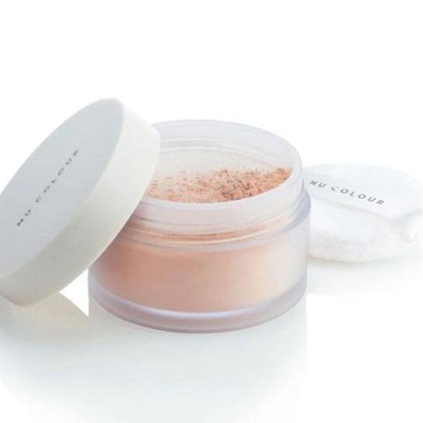 自分の美しさで、生きていく。つくらない。流されない。これからのベーシック。トーンアップ イルミネーター コンプレックスの働きで、毛穴やくすみの目立たない、ふんわり明るい肌印象に仕上げるフェイス パウダー。ファンデーションの色味を活かすトラン...