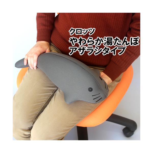 アザラシタイプ グレー史上初！低温やけどしにくくやわらかいウェットスーツ素材の新感覚湯たんぽお子様が思わず触りたくなる、かわいいアザラシの湯たんぽです。就寝時は抱き枕として、日中は膝上に置いて。だっこするとお湯の音がタプタプして暖かくて、ま...