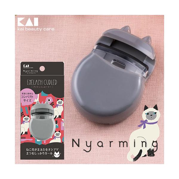 【3,980円以上で送料無料(※北海道は9,800円以上)】コロンとした丸みのある本体に、ねこ耳がさりげなくあしらわれたアイラッシュカーラー。ねこ耳の突起とプレートの2か所がまぶたを押し上げ、まつ毛の生え際からしっかりカールします。まつ毛の...