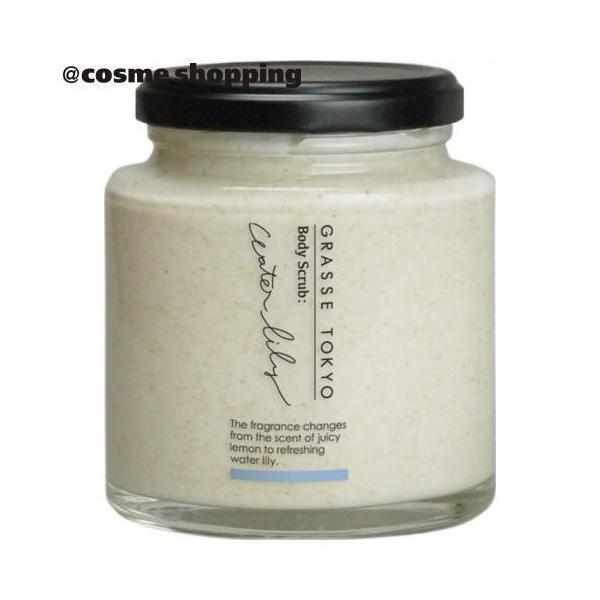 トウモロコシ穂軸（芯を乾燥し細かく粉砕したもの）をスクラブ剤として使用。コメヌカロウを配合し肌をいたわりながら古い角質、汚れをやさしく取り除いてくれます。【保湿成分アルガンオイル配合】レモンの清涼感からスイレン瑞々しさへ移り行く香り。サイズ...