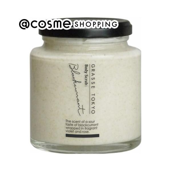 トウモロコシ穂軸（芯を乾燥し細かく粉砕したもの）をスクラブ剤として使用。コメヌカロウを配合し肌をいたわりながら古い角質、汚れをやさしく取り除いてくれます。【保湿成分アルガンオイル配合】スミレ、ローズの華やかさに包まれた酸味のあるブラックカラ...