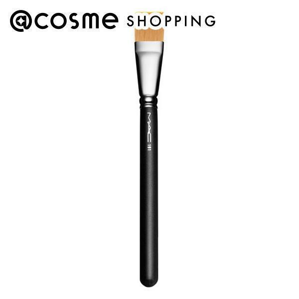 フェイスやボディの上でなじませるのに最適なブラシ。リキッド、エマルジョン、クリーム状の製品に。エッジがついた、大きくフラットで四角いタイプ。合成毛。メイクアップ・ケアグッズ ＞ ブラシ・チップ ＞ チーク・フェイスブラシ