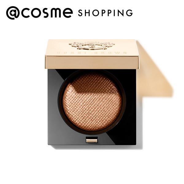 なめらかな塗り心地でまぶたにぴったり密着する新作アイシャドウ。上品なツヤをプラスするラスター、濡れたように輝くメタル、リッチなラメがきらめくスパークルの3タイプで登場。メイクアップ ＞ アイシャドウ ＞ パウダーアイシャドウ