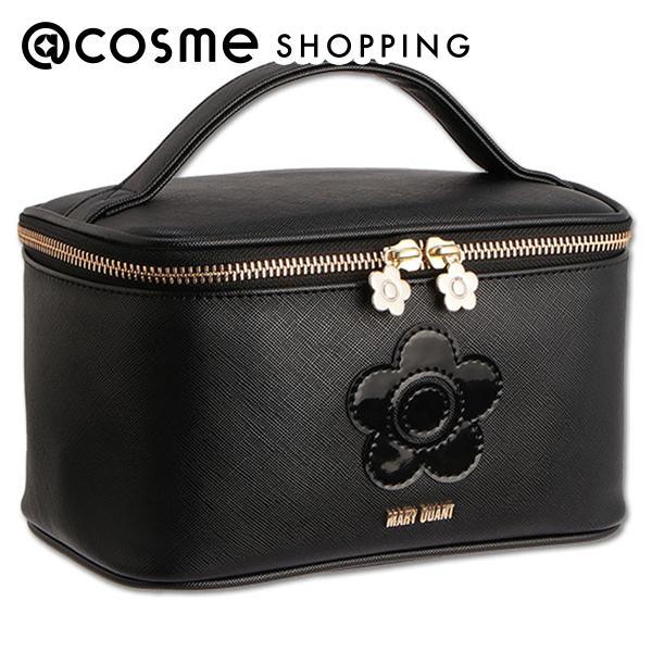 しっかりとしたシボ感のある合皮に、エナメルのデイジーパッチを大きくあしらったシリーズ。ロゴの金具とデイジーの引き手もポイントです。取り外せるミラーがセットされたバニティは、内側にポケットが計7つ付いています。メイクアップ・ケアグッズ ＞ 化...