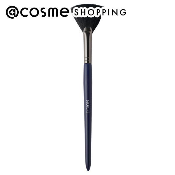 繊細な光をふわりと肌に纏わせるため、適度なコシとやわらかさを両立した設計にしたハイライト専用ブラシ。扇形のフォルムが、頬骨・鼻筋・鎖骨などの広い面から細部までフィットし、光をのせる位置を直感的にコントロールできます。日常使いはもちろん、外出...