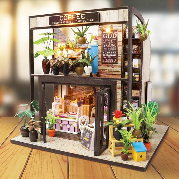 大人気のミニチュアハウスシリーズに新商品が出ました♪おしゃれなコーヒーショップです！！スイッチで光るライト付き！！！▼わかり易いカラーレシピをいれております。初心者の方はお時間がかかるかもしれませんが、ゆっくり時間をかけて製作いただければと...