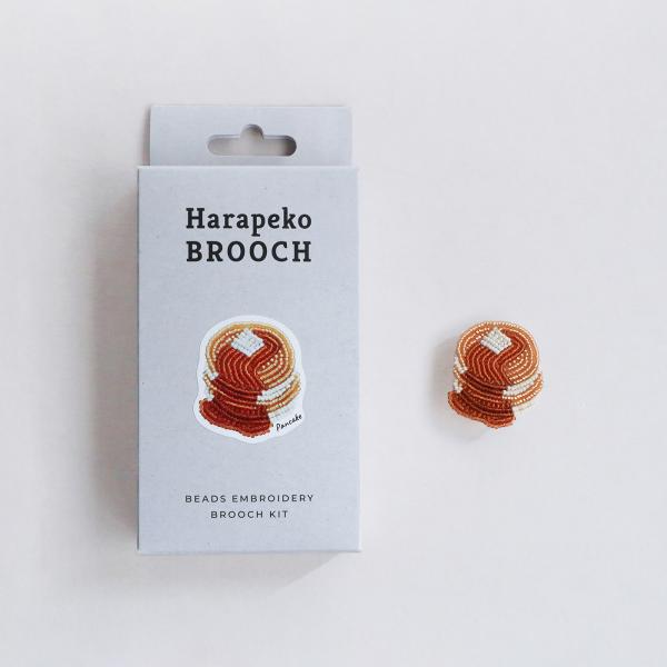 おでかけブローチキットの新しいシリーズが登場。はらぺこブローチキットは、こっそりおでかけブローチとつながっています・・・見ているとおなかがへりそうな、しずる感のあるブローチキット。はらぺこブローチキット刺しゅう枠を使わずフェルトに直接刺して...