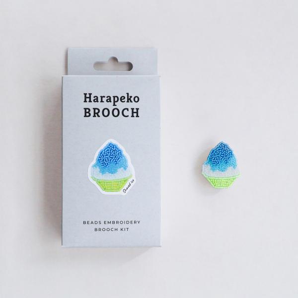 おでかけブローチキットの新しいシリーズが登場。はらぺこブローチキットは、こっそりおでかけブローチとつながっています・・・見ているとおなかがへりそうな、しずる感のあるブローチキット。はらぺこブローチキット刺しゅう枠を使わずフェルトに直接刺して...