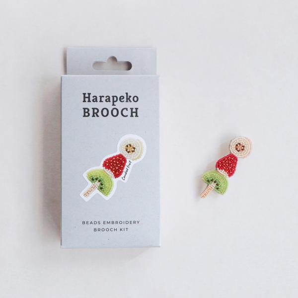 おでかけブローチキットの新しいシリーズが登場。はらぺこブローチキットは、こっそりおでかけブローチとつながっています・・・見ているとおなかがへりそうな、しずる感のあるブローチキット。はらぺこブローチキット刺しゅう枠を使わずフェルトに直接刺して...