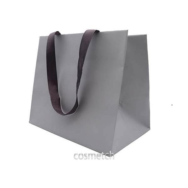 素材感のある上品なグレーのペーパーバッグです。英文デザインの型押し入り。プレゼントする際におすすめです。※発送する際は、商品をペーパーバッグには入れず、畳んだ状態で商品と同梱いたしますのでご了承下さい。■サイズ縦：21cm、横24cm、マチ...