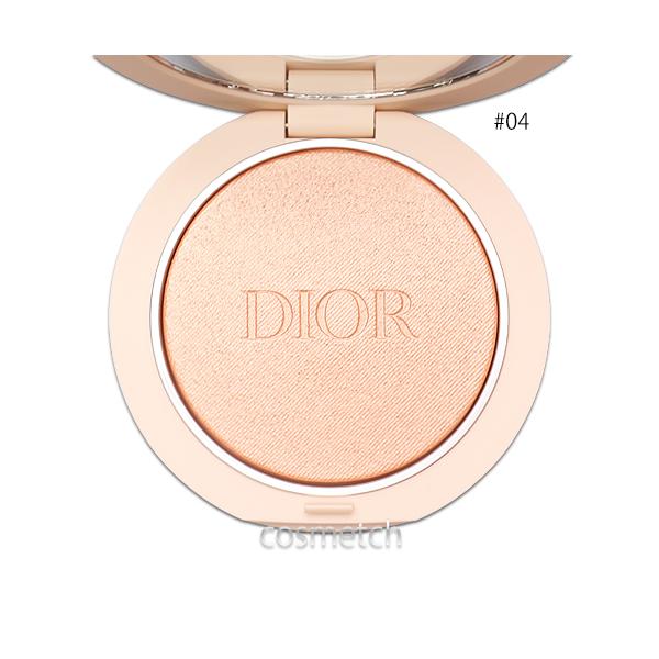 まばゆいパールの光沢で、肌の自然なツヤと明るさを高めるフェイスパウダー。多次元的に輝くパールピグメントを高配合したフォーミュラは、自然由来ピグメントで構成、肌に理想的なツヤを与え、1日中続く美しい仕上がりを叶えます。Color：04 ゴール...