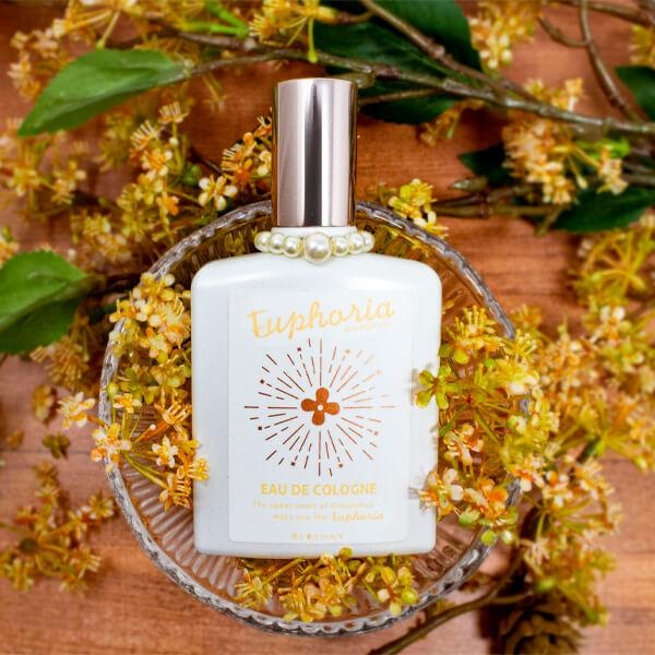 優しいキンモクセイの香りは あなたを最高の幸せへと導く本物の金木犀の香りにこだわったコロン。誰もが思わず振り返ってしまうような、ほのかに甘い清らかな香りです。余計な香りは入れず、トップ~ミドル~ラストまで、金木犀の香りのみを再現。洗練された...