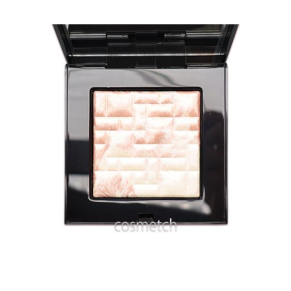 ミラーのように反射するパール入りフェイスパウダー。シルクのように軽い質感で細かい粒子のパールがストロボの光を浴びたかのように肌を明るく輝かせ透き通ったツヤ頬に仕上げます。コンパクトで持ち運びにも便利なパレット型。Color：ピンクグロウ　／...