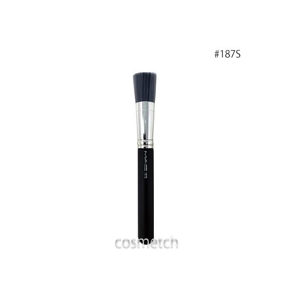 パウダーやピグメントをふんわりとのせたりブレンドするのにおすすめの大きめのブラシ。シアーな仕上がりで、ソフトな質感のニュアンスをプラス。広告文責・セレクティヴ株式会社（03-5807-0882） 区分 化粧品・中国