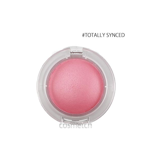 MACのおもちチークが、さらに進化！血色感を瞬時に仕込む指先スワイプチークは、リップも彩るマルチユース。指先だけでシームレスに素肌と一体化する、クリーム＆パウダーフォーミュラ。3つのスキンケア成分を新配合、スムーズなタッチを叶えます。Col...