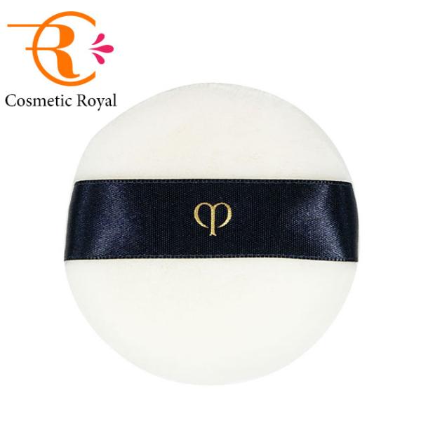 ＜パフ＞きめ細かくやわらかな肌あたりで、繊細なパウダーを肌へと均一にひろげ、透き通るように輝く上質な肌に仕上げるクレ・ド・ポー・ボーテ　プードルトランスパラントｎ専用のパフです。