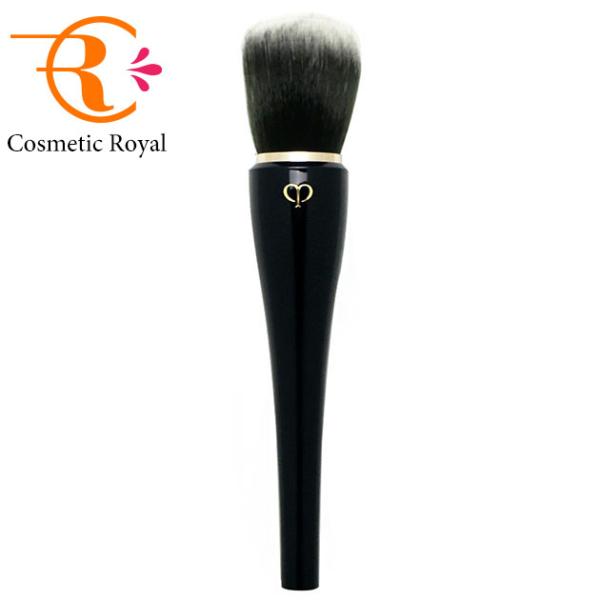 ＜パウダーブラシ＞シルクのようになめらかな肌あたりで、パウダーをふんわりと均一に密着させ、プロのように美しく、ヴェールを纏ったように輝く仕上がりに導く高機能パウダーブラシです。パウダータイプの製品に使用できます。携帯に便利なソフトケース付で...