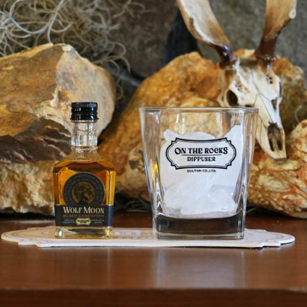 【DULTON -ON THE ROCKS DIFFUSER-】ウイスキーのミニチュアボトルとロックグラスを模した大人の遊び心たっぷりなディフューザーセットです。氷に見立てた天然石を付属のグラスに入れて、ウイスキーを注ぐように数滴オイルを垂...