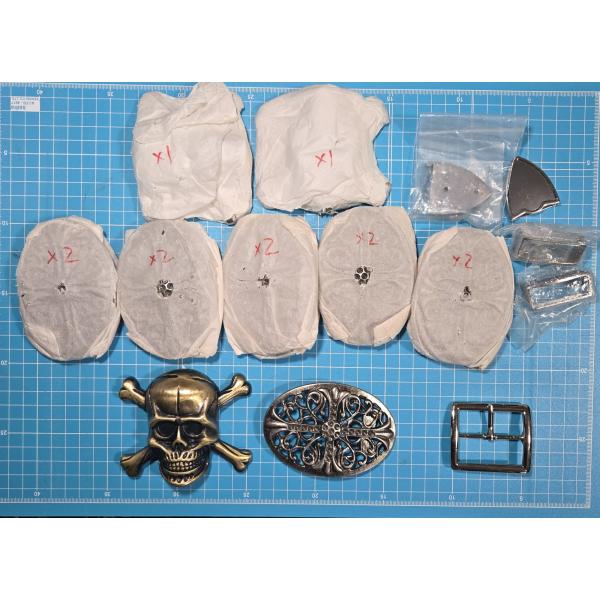 楕円バックル　アンティークゴールド　縦約7cm　横約10cm　ベルト幅約4cm　11個ドクロバックル　ゴールド　縦9約cm　横（骨〜骨）約10cm　ベルト幅約4cm　3個写真に写っているほかはおまけです。中身を全て開封してなく未チェックです...
