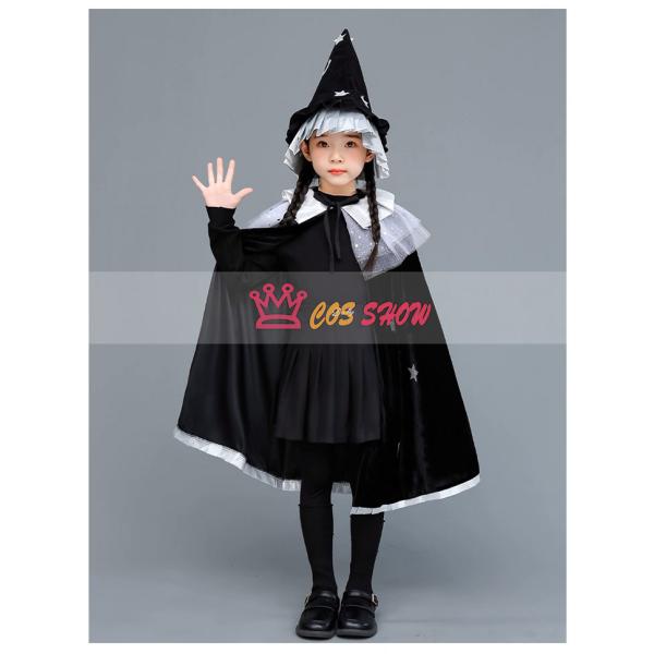【セット内容】マント＋帽子の2点セット。星と月のモチーフが施されたデザインで、ハロウィンにぴったり。【サイズ】幼児〜小学生に対応。軽量で動きやすく、子供でも簡単に着脱可能。【デザイン】黒をベースに、キラキラ輝く星と月がアクセント。写真映え抜...
