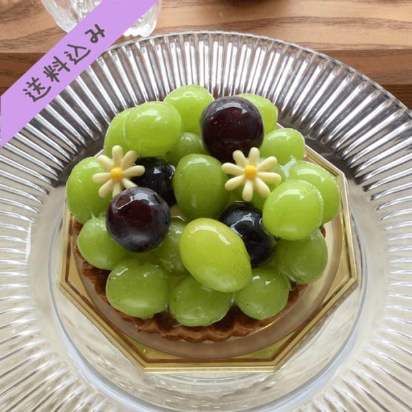 アーモンドクリーム入りのタルト生地は、フレッシュバターをたっぷり使用しサックリ焼き上げています。卵黄多めのカスタードクリームはコクがあり、ふんだんの乗せられた瑞々しいシャインマスカットと一緒に食べることで、より濃厚な味が引き立ちます。こちら...