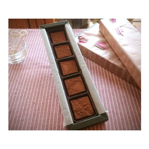 冷凍便でのお届けとなります。冷凍商品賞味期限　冷凍庫で3か月　冷蔵庫で12時間解凍後14日間内容量　　生チョコ　5個入大きさ　　 3×3(cm)箱外寸　　21×6(cm)※納品書のご希望がない場合はお付けしておりません。また、「希望する」を...