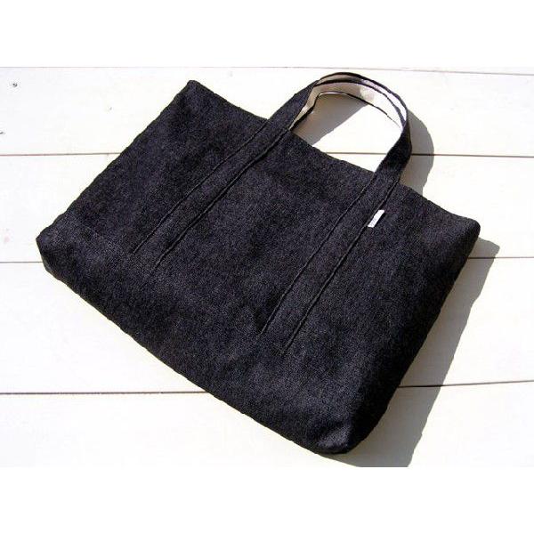 お子様の通園・通学やお稽古事や塾などに通う際に便利なバッグです。A4サイズはもちろんですが、それよりやや大きめのピアノのテキストも入れられます。上部はマジックテープで留められます。デザインはシンプルな無地、裏側はギンガムチェックです。柔らか...